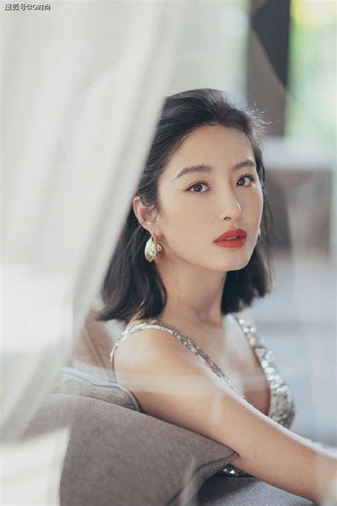 杨采钰一袭银色亮片连衣裙，热情洋溢红唇简约性感 搜狐大视野 搜狐新闻