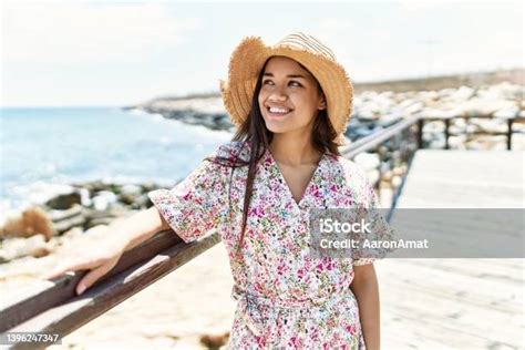 해변에서 여름 모자를 쓰고 행복한 미소를 짓는 어린 라틴 소녀 거리에 대한 스톡 사진 및 기타 이미지 거리 관광 관광객 Istock