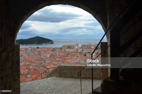 두브로브니크의 구시가지의 고딕 르네상스 및 바로크 양식의 교회 수도원 요새 및 분수를 보존 관리 하고있다 빨간 지붕은 오래 된 도시의 상징적인 모습 건축에 대한 스톡 사진