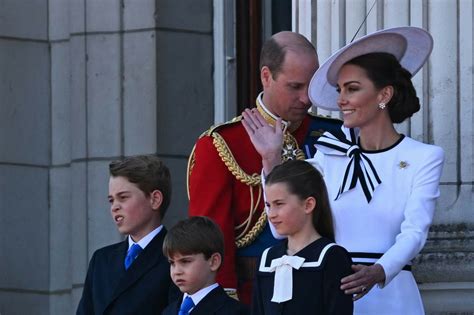 Rodzina królewska razem na balkonie Wszyscy patrzyli tylko na księżną Kate Plejada pl