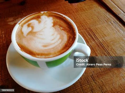 손으로 그린 백조 그림카푸치노 커피 한 잔 나무 배경을 가진 바리스타 커피 0명에 대한 스톡 사진 및 기타 이미지 0명 갈색 기포 음료 Istock