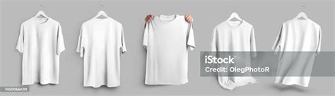Mockup Oversize Tshirt Putih Presentasi Di Gantungan Kayu Di Tangan