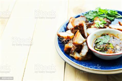 타이어 매운 소스 텍스트에 대 한 장소 생선 소스와 함께 맛 있는 튀긴 삼겹살 고기에 대한 스톡 사진 및 기타 이미지 고기