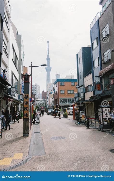 浅草街道 传统小室和人走 编辑类照片 图片 包括有 吸引力 道路 付款 户外 布琼布拉 拱道 137101976