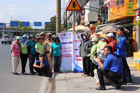 Về quê nghỉ lễ bất ngờ được CSGT thổi lại tặng quà