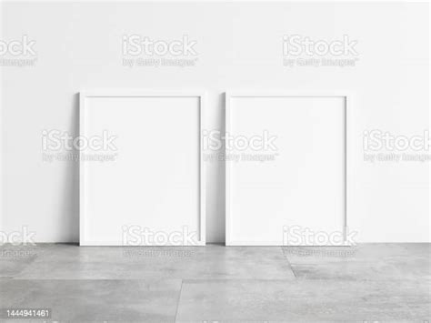 두 개의 수직 흰색 프레임이 콘크리트 바닥에 있습니다 빈 두 개의 흰색 프레임입니다 3d 그림 액자에 대한 스톡 사진 및 기타