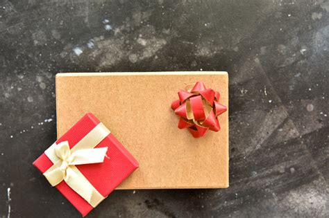 질감이있는 활과 깃털로 장식 된 검은 배경의 선물 상자는 기념일 선물 발렌타인 데이 및 생일 선물 엽서를위한 낭만적 인 분위기를 조성합니다 평면도 복사 공간 0명에 대한