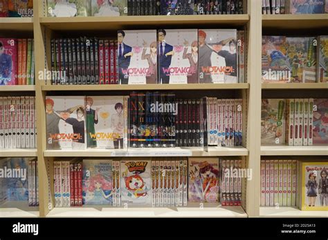 Divers Livres De Dessins Animés Japonais à Vendre Dans Une Librairie