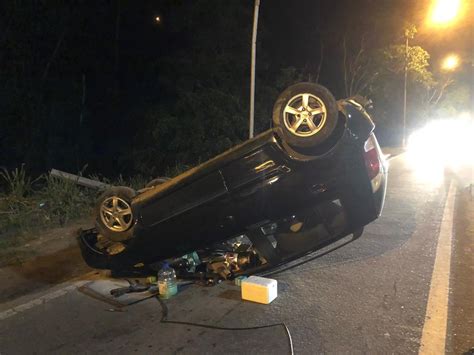 Carro capota na BR 101 após pneu do veículo estourar em Viana