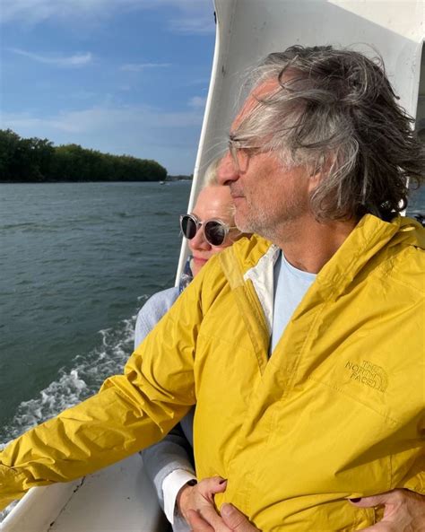 Élise Guilbault Est Adorable Collée à Son Amoureux En Bateau