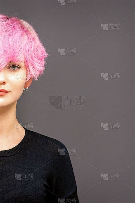 粉红色头发的年轻女子