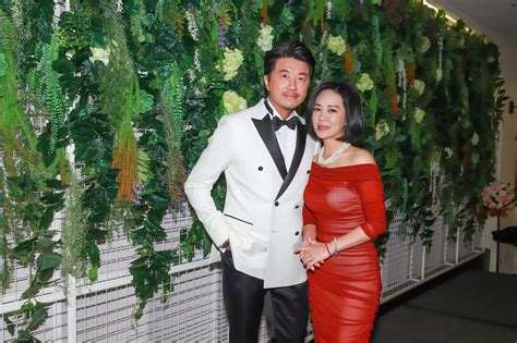 超亮眼親家母！陳仙梅「露肩紅洋裝」搶風頭 婚禮戲連拍3天折騰 Ettoday星光雲 Ettoday新聞雲
