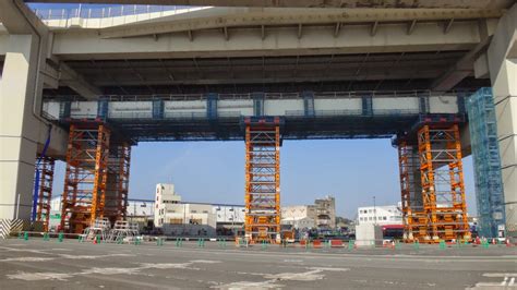 湾岸道路本牧地区34号橋工事 中央径間2回目ジャッキアップ完了