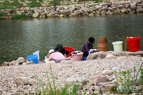 전망 풍경 산 도시 풍경 건물 장가계시의 집과 생활 라이프 스타일 현지 중국인 수동 손 씻기 옷 강변 스트림 후난 중국의