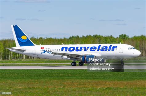 에 어 버스 A320 Nouveiair 항공사 공항 풀코보 러시아 상트페테르부르크 5 월 2017 Airbus에 대한 스톡 사진