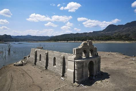 Sequía deja al descubierto una iglesia colonial que estaba sumergida en