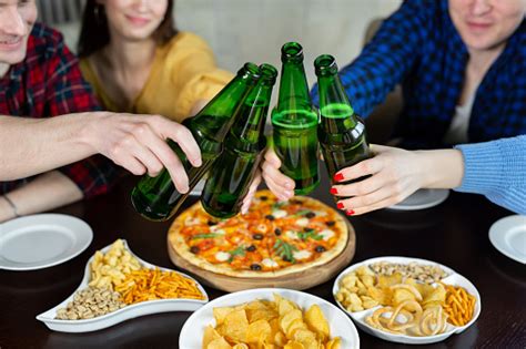 피자와 음료 의 병을 축하 젊은 친구의 그룹 맥주 병과 피자 클로즈업 20 24세에 대한 스톡 사진 및 기타 이미지 20