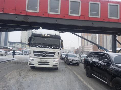 Шинэ гүүрэн гарцыг ачааны машин мөргөжээ News Mn