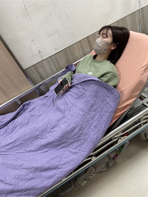 小許 最近米粒肚子痛了三天都沒好，剛剛實在痛得受不了所以就帶她去掛急診，醫生摸了一下她的肚子說這痛的位置應該要看婦