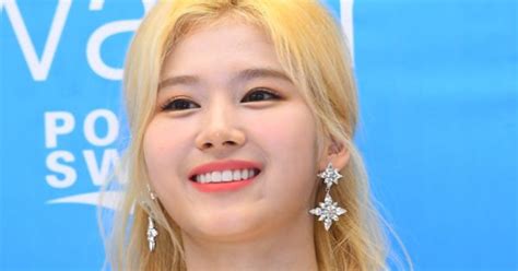 St포토 트와이스 사나 주위를 밝히는 미소