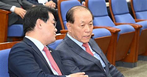 헤럴드pic 대화하는 황우여 국민의힘 비대위원장과 배준영 사무총장