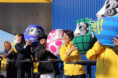 前橋「ikea前橋」オープン 一番乗りの男性「イケアだるま」目入れに参加 高崎前橋経済新聞