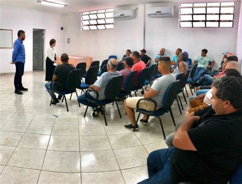 Margot Pioli em reunião funcionários agradecendo os funcionários