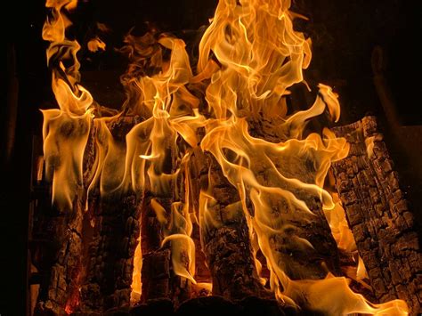 有关户外 垂直拍摄 壁爐 大火 娛樂 安慰 戶外 晚上放松 暮光 木堆燃烧 木材燃烧过程 木柴 柴堆 柴火 橙色
