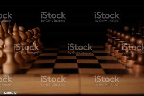 체스판에 흰색과 검은 색 나무 조각 체스보드는 게임 중에 설치 결정에 대한 스톡 사진 및 기타 이미지 결정 경기 스포츠 경쟁자 Istock