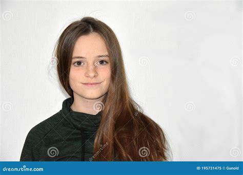 Vriendschappelijk Tienermeisje Met Vingers Stock Afbeelding Image Of