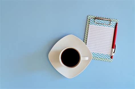 파란색 배경에 평평한 누워 있습니다 뜨거운 블랙 커피 한 잔 노트북 종이 펜 맨 위 보기입니다 공간을 복사합니다 모의 현대적인 아침 식사 음식 음료 아침 근무하는 사업가