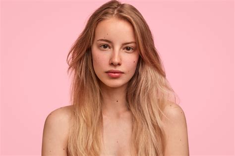 Portrait De Jeune Femme Blonde Photo Gratuite