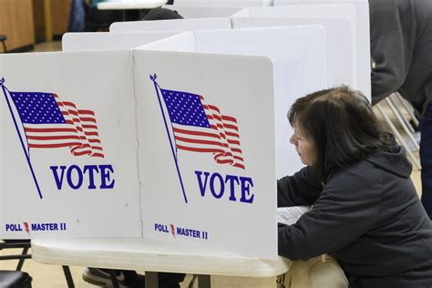 Wybory w USA Amerykanie wybierają skład Kongresu Zacięta walka o