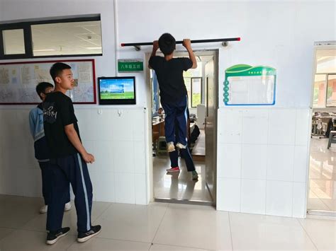 追光丨教室门口“长”满了做引体向上的男生？ 新华网客户端