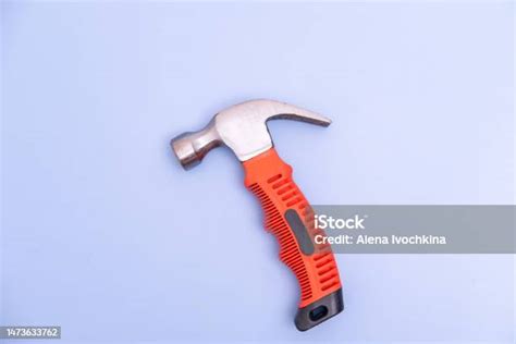 라일락 파란색 배경에 빨간색과 검은색 손잡이가 있는 발톱 망치 건설 도구 0명에 대한 스톡 사진 및 기타 이미지 0명