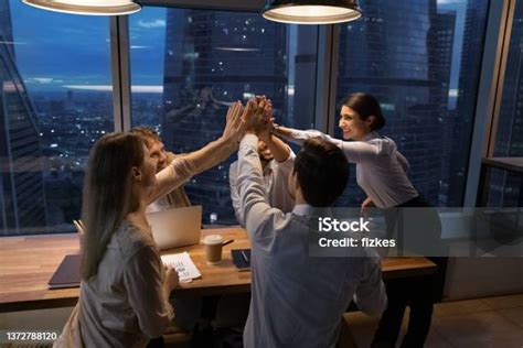 다민족 직원들이 하이파이브를 하는 회의를 이루며 기뻐합니다 하이 파이브에 대한 스톡 사진 및 기타 이미지 하이 파이브