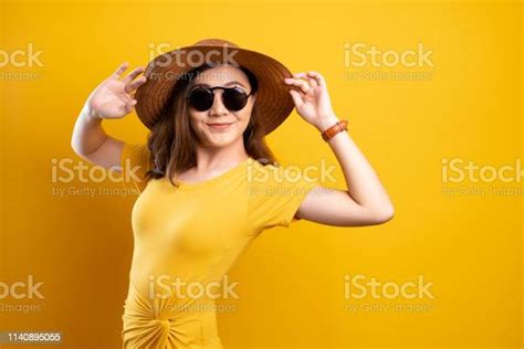 노란색 배경 위에 고립 된 선글라스와 모자를 착용 하는 초상화 여자 긍정적인 감정 표현에 대한 스톡 사진 및 기타 이미지 긍정적인 감정 표현 낮 노랑 Istock