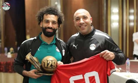 احتفالية خاصة من منتخب مصر لمحمد صلاح بوصوله للهدف 50 مع الفراعنة مصر 24