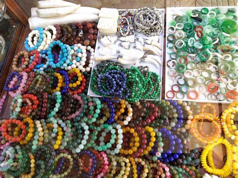 អាជីវកម្ម គ្រឿង ចម្លាក់ ពី ភ្លុក ដំរី កុយរមាស និង រូបភាព ផ្សេងៗ ពាក់ព័ន្ធ សត្វព្រៃ គឺ ខុសច្បាប់