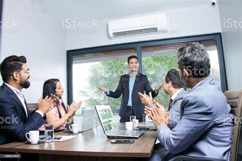 회의에서 박수를 치고 사업가에게 감사를 표하는 인도 사업가들 회사는 비즈니스 업무의 성공을 위해 파트너를 환영합니다 인도 인도아
