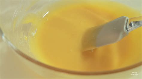 벌집꿀과 버터를 올린 팬케이크