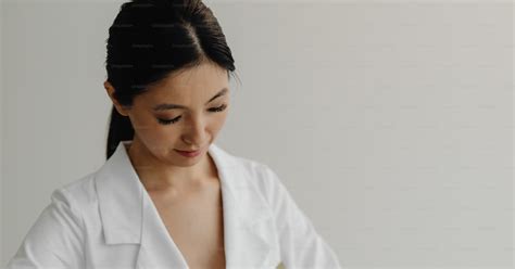 헤어 스타일리스트가 머리를 빗어주는 여자 사진 Unsplash의 치료 이미지