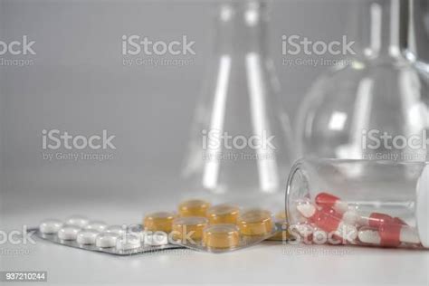 실험실 현미경 약 및 테스트 튜브입니다 과학 및 의료 연구 배경입니다 0명에 대한 스톡 사진 및 기타 이미지 0명 건강