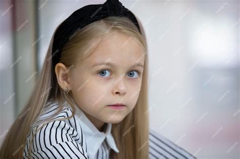 Le Visage Dune Belle Petite Fille Blonde Aux Yeux Bleus Un Enfant D