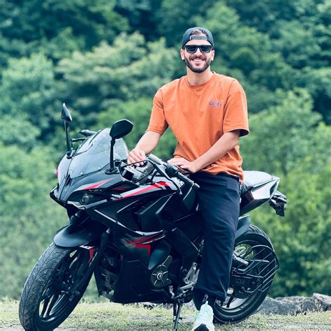 ‎سهیل یعقوب خواه‎ ‎داشتم در ازدحام آدم‌ها غرق می‌شدم، مثل کسی که زیر