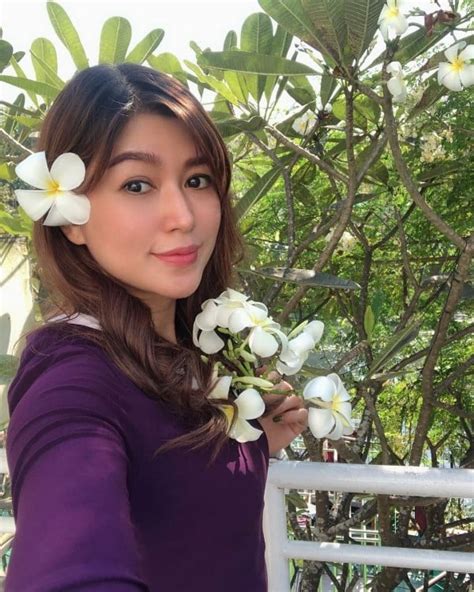 ကျောင်းမှာ ဘာတွေသင်တယ်ဆိုတာကို မေမေ့ကို ပြောပြနေတဲ့ ချစ်စရာကောင်းတဲ့