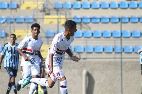 El Fc Barcelona Confirma El Fichaje Del Brasileño Gustavo Maia
