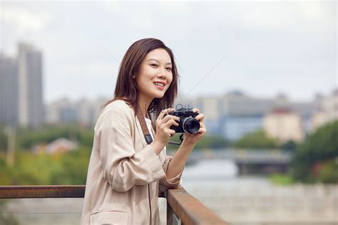 카메라로 사진을 찍는 젊은 여자 사진 무료 다운로드 Lovepik