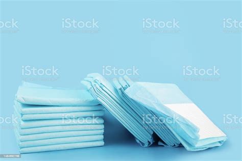 작은 개를 위한 화장실 일회용 성인 의료 기저귀 파란색 배경에 흡수성 냅킨 패딩 보호용 운동복에 대한 스톡 사진 및 기타 이미지