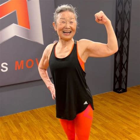 日本90歲健身奶奶狂瘦15公斤成最高齡教練！深蹲、倒立搭配飲食練出緊實線條